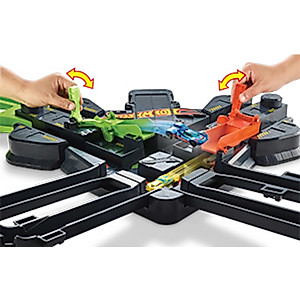Hot Wheels Colossal Crash Track Set, Figure 8 Track Set, Competitive Play, Aerial Stunts, Toys for Boys Age 5 and Up