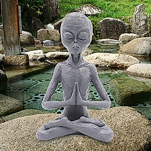 Dnoifne Garden Statue Meditating Alien Sculptures, Meditating Alien Resin Ornament, UFO Indoor Outdoor Garden Decor, Meditating Alien Figurines
