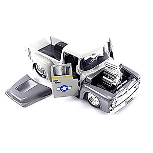 Street Fighter 1:24 1956 Ford F-100 Die-Cast Car & 2.75" Guile Figure, Toys for Kids and Adults