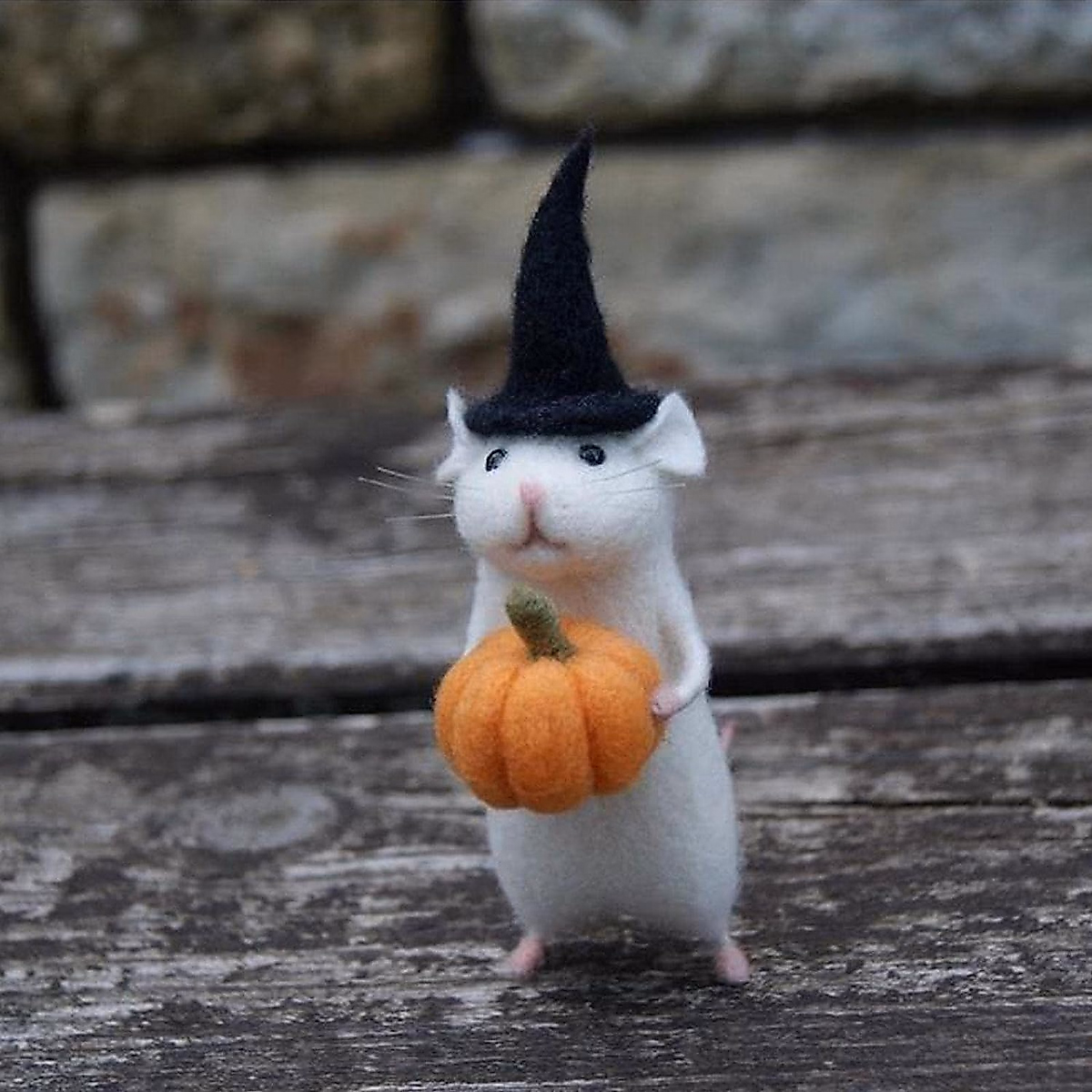 DABATO Halloween Mouse with A Pumpkin, 2024 New Cute Handmade Wool Felt Christmas Mouse Ornament, Needle Felted Pumpkins Animals Decoration, Christmas Home Decoration Gifts (B)