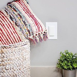 Qdos StayPut Double Outlet Plug Cover - One Plug Covers both Outlets! - Secure Fit and Beveled Edges Prevent Small Fingers from Removing Unlike Inferior Products| Fits All Outlets | 6 pack | White