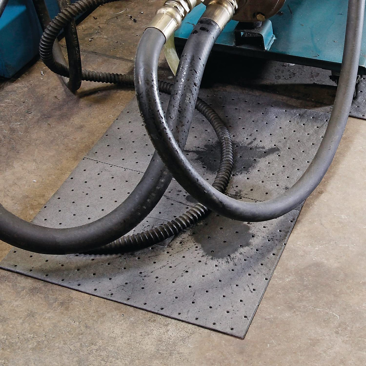 New Pig Premium Absorbent Mat Pads | 20 Oil Absorbent Pads | The Original PIG Mat | 15" x 20" Oil Pads | Each Pad Absorbs 28 oz | Total Absorbency is 4.4 Gallons | 20-Count | Heavyweight | PM50275