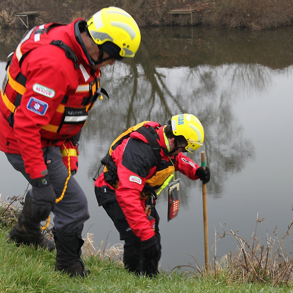 Aquapac Waterproof Small Paddle Case, Made in The UK, Carry Cord, Travel Essential, 5 Year Warranty, Eco Friendly, Watersports, Hiking, Mountain Biking, Running Accessory Black