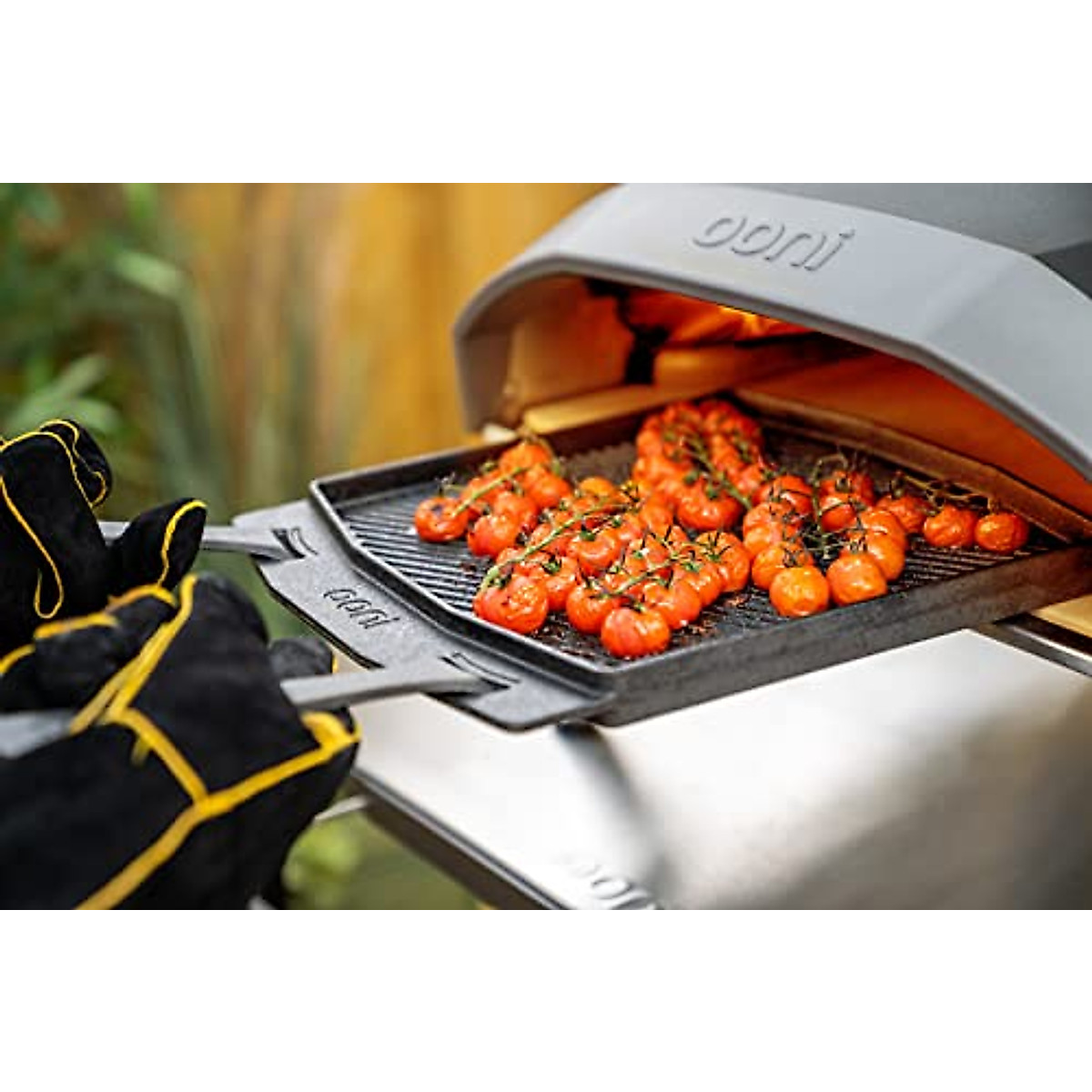 Ooni Dual-Sided Grizzler Plate - Reversible Cast Iron Pan - Cast Iron Skillet with Removable Handle - Cast Iron Griddle - Pre-Seasoned Oven Safe