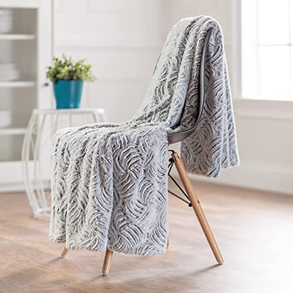 Chanasya Soft Textured Black White Faux Frost Tip Fur and Velvety Mink Throw Blanket - Cozy Blanket for Sofa Chair Couch Bed and Living Room - Silky Royal Luxurious Blanket (50x65 Inches) White