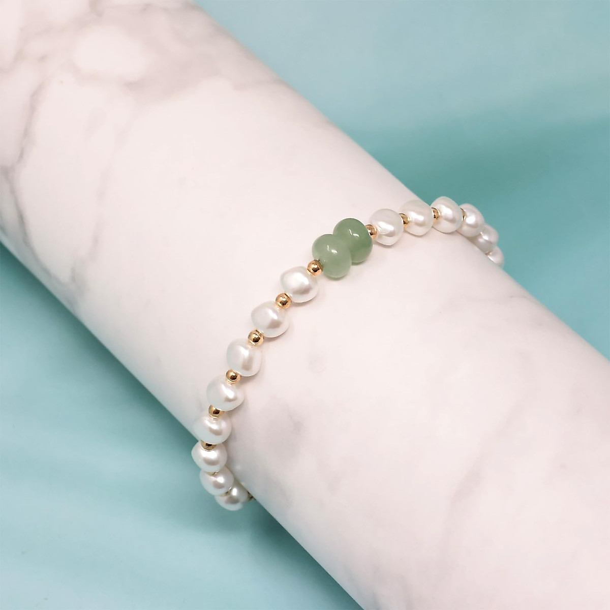 Honbay 1PCS Baroque Irregular Imitation Pearl Bracelet French Style Vintage Stylish Fake Pearl Bracelet Valentine's Day Thanksgiving Birthday Gift for Women - with a Gift Box