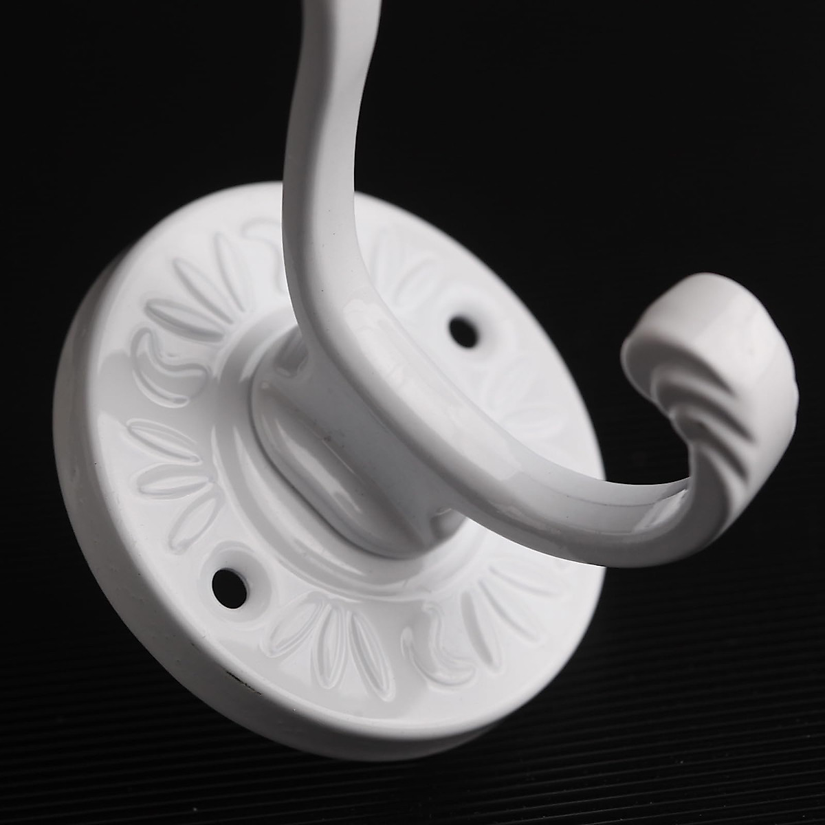 5pcs White Coat Hooks Wall Mounted Coat Hooks Farmhouse Matte Black Wall Hooks with Screws Metal White Towel Hooks for Bathrooms Entryway Hooks for Hanging Coats, Keys, Hats, Scarves, Robe, Bags