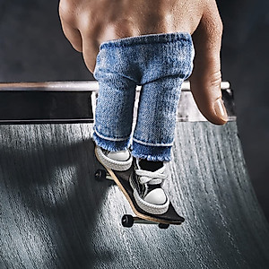 YUJUN 2 Pairs Mini Finger Shoes Fingerboard Skateboard Shoes Doll Mini Shoes Keychains Sneakers for Finger Breakdance Birds (2 Colors)