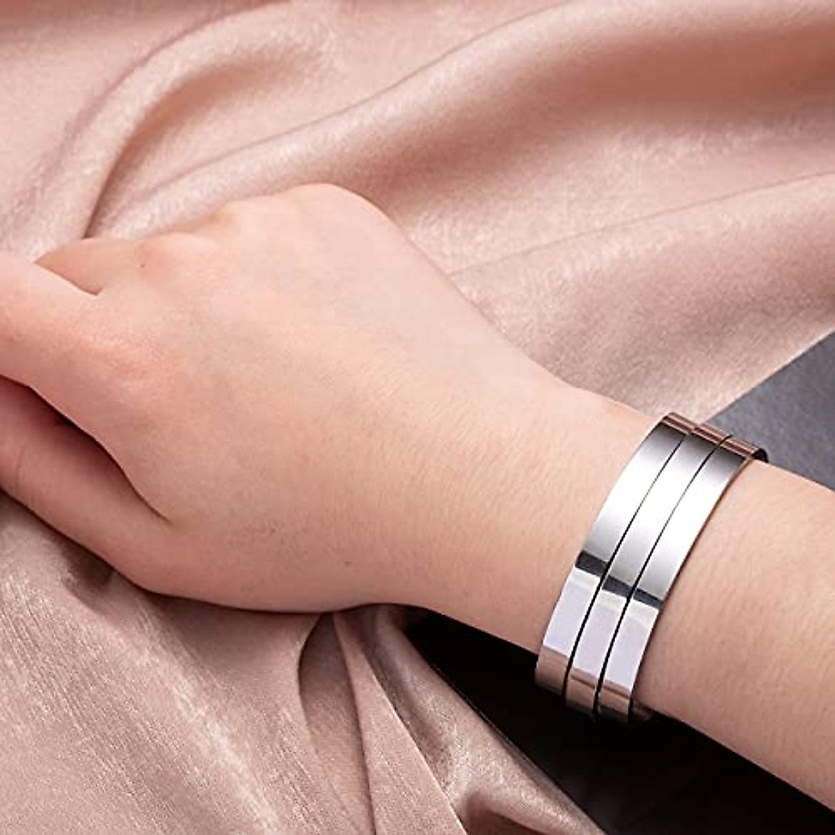 Sisters Gifts from Sister Birthday Gift Ideas Empowered Women Jewerly Inspirational Bracelets for Girls Personalized Engraved Stainless Steel Cuff Bracelet for Christmas Graduation Valentines Day Gift for Her