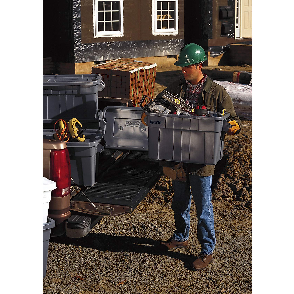 Rubbermaid Commercial Products BRUTE Tote Storage Bin with Lid, 14-Gallon, Gray, Rugged/Reusable Boxes for Moving/Camping/Garage/Basement Storage