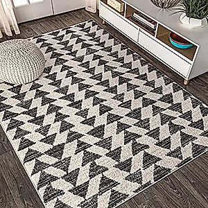 JONATHAN Y MOH206A-4 Aisha Moroccan Triangle Geometric Indoor Farmhouse Area-Rug Bohemian Minimalistic Easy-Cleaning Bedroom Kitchen Living Room Non Shedding, 4 X 6, Cream,Black