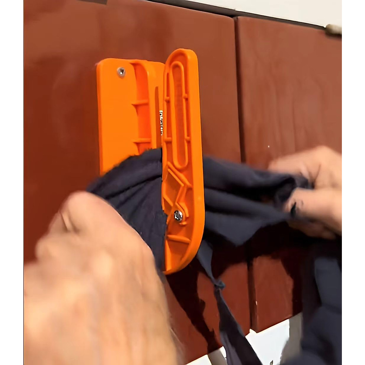 Wall-Mounted Rag Cutter， T-Shirt Rag Cutter Tool Rag Cutter，hang the Cloth Cutter for Cutting Rags, Baling Ropes, Elastic Tree Straps, Small Diameter Ropes, Sheepskin Cloth