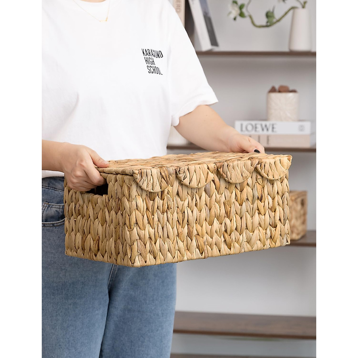 StorageWorks Scalloped Edge Wicker Basket with lid, Wicker Storage Basket with Built-in Handles, Handwoven Basket for Décor, Natural Water Hyacinth Wicker Basket for Shelves, Nursery Room