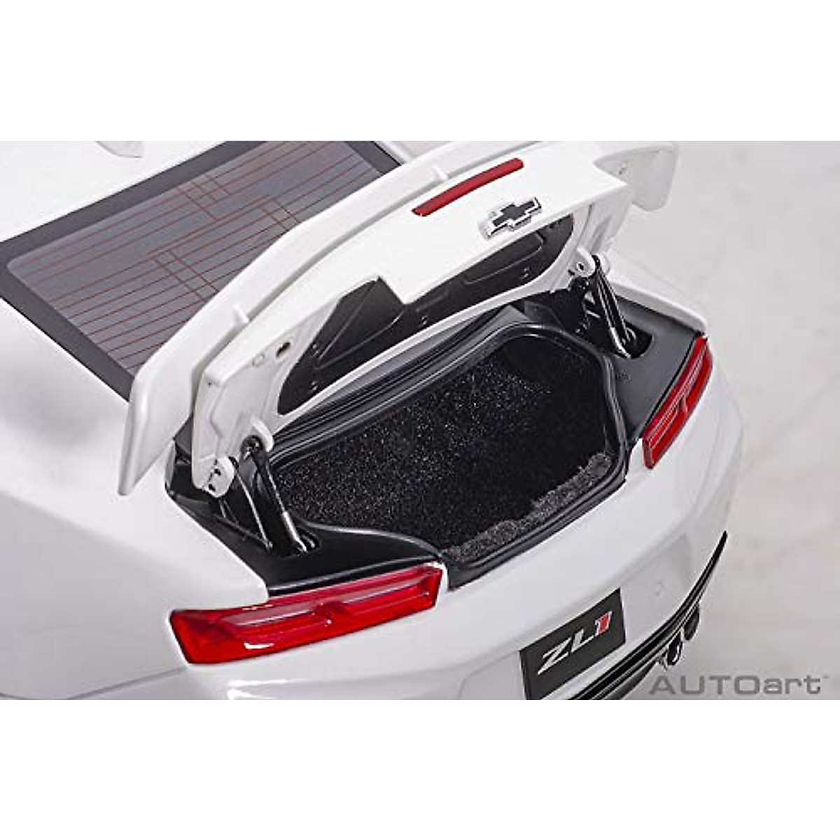 AUTOart 1/18 Model Car of Chevy Camaro ZL1 Summit White 71206