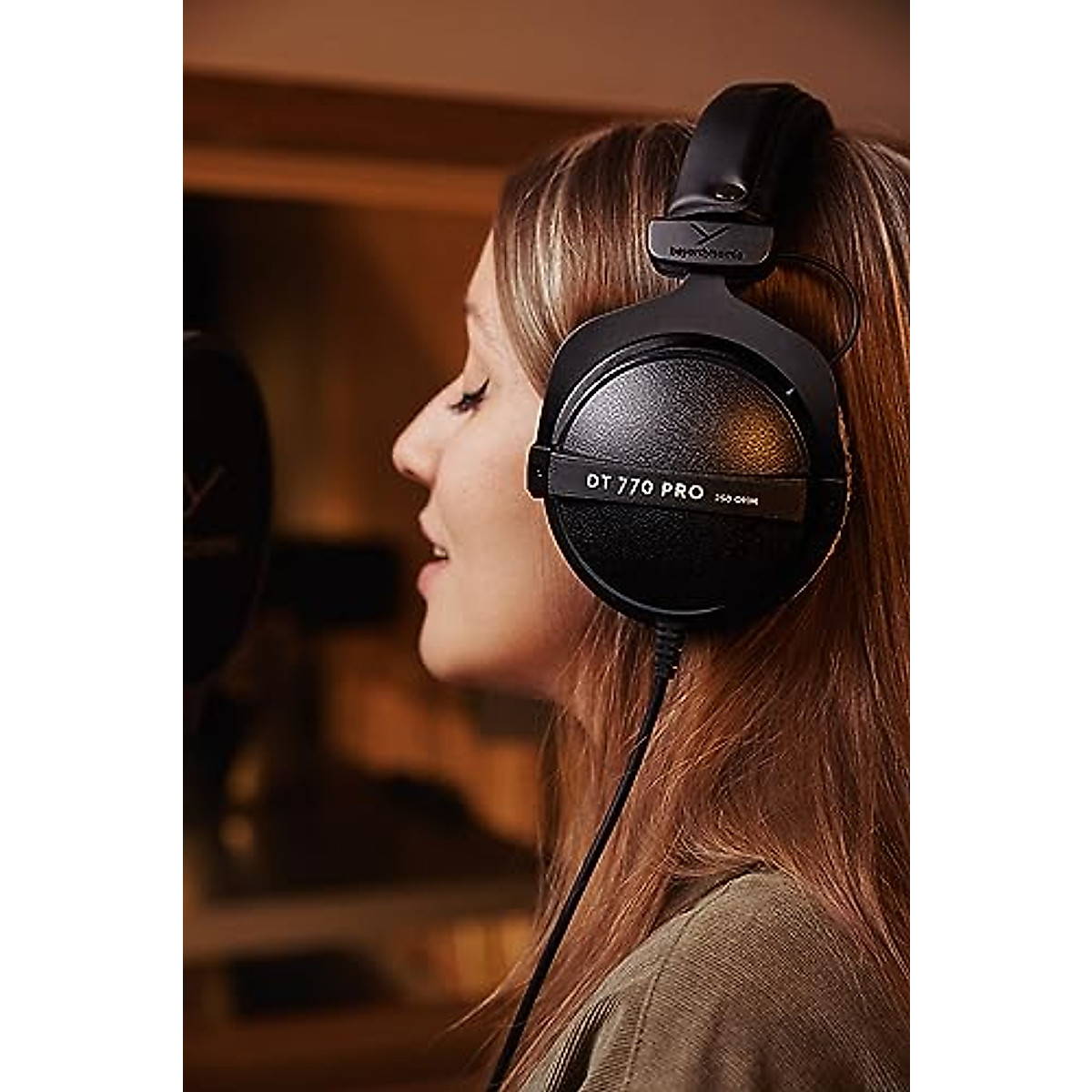 beyerdynamic DT 770 PRO 250 Ohm Over-Ear Studio Headphones in black. Closed construction, wired for studio use, ideal for mixing in The studio