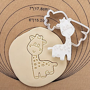 Flycalf Animal Cookie Cutter Giraffe with Plunger Stamps Jungle Cake Decoration for DIY Biscuit Cutter Baking PLA Cutter Molds for Party 3" Kitchen Supplies