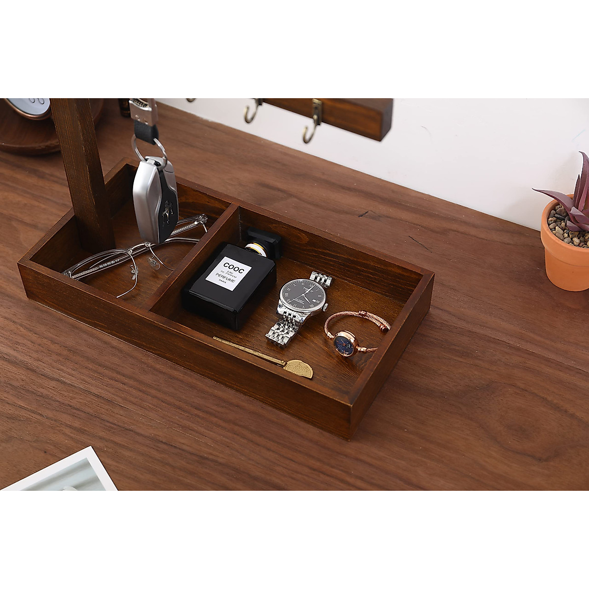 POKHDYE Wood Entryway Tabletop Key Holder Rack，Rustic Burnt Decorative Organizer with Storage Tray and Brass Tone Hooks，Jewelry Key Stand Hanging Organizer