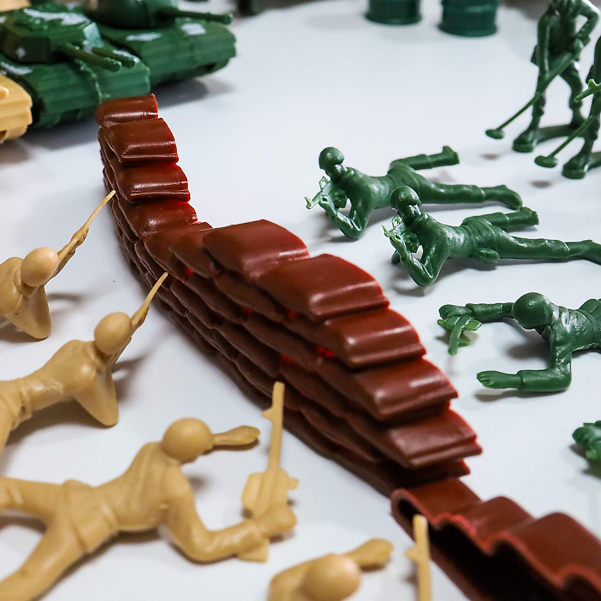 Hautton Toy Army Men Set, 107 PCS Plastic Military Action Figures Combat Battle Playset Bucket with Soldiers, Tank, Plane, Helicopter, Flag, Fence, and Battlefield Gift for Boys Kids Children