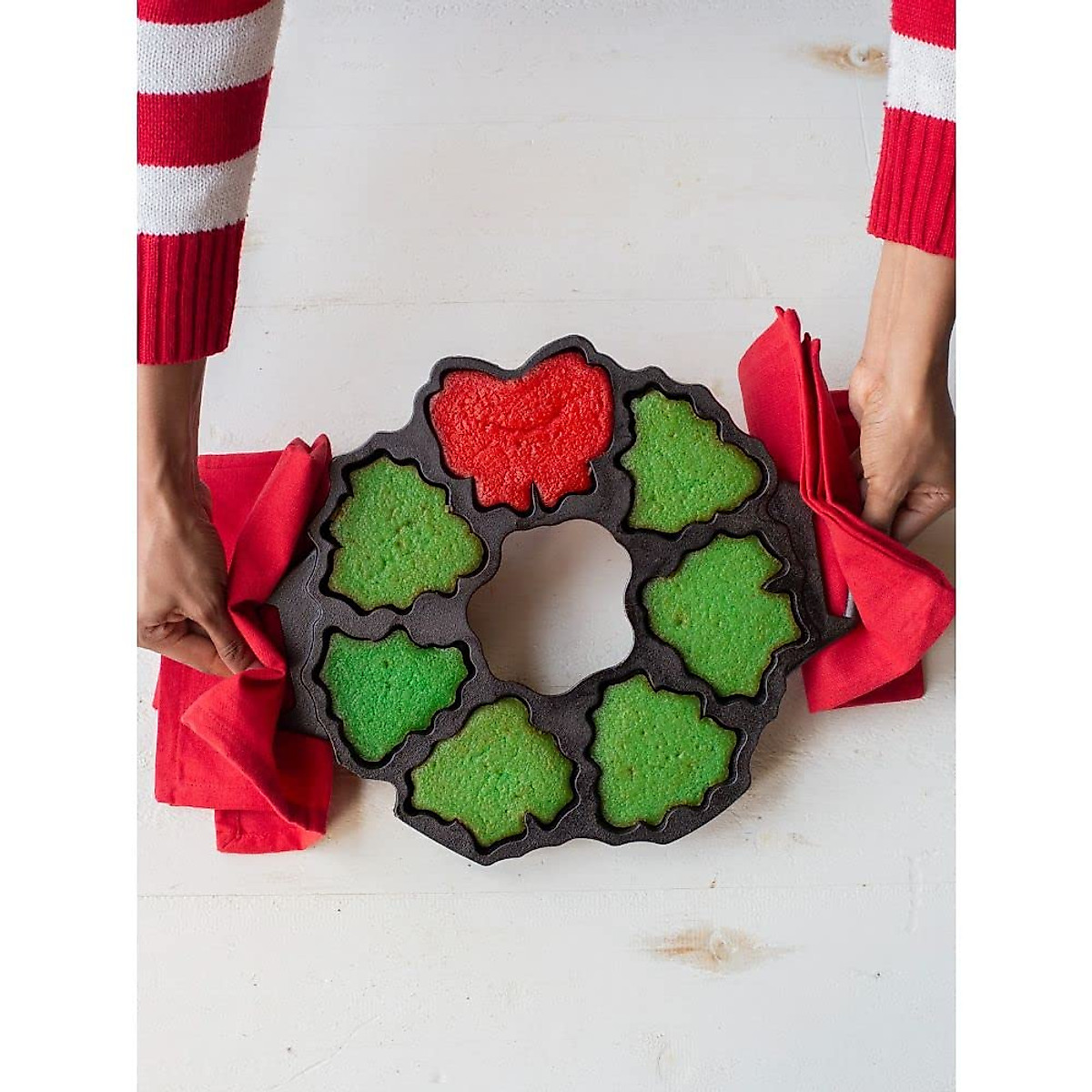 Lodge Cast Iron Holiday Wreath Pan 14.69 inch