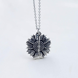 WUSUANED Aunt And Niece Gift The Love Between An Aunt And Niece Is Forever Necklace Sun Flower Pendant Necklace Relationship Jewelry (aunt and niece necklace)