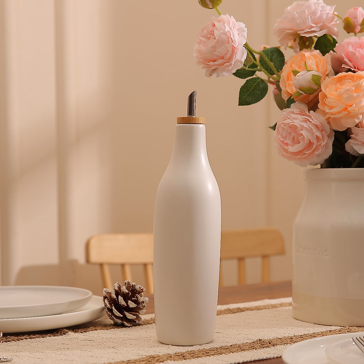 HOMCDALY Ceramic Olive Oil Dispenser Bottle, White Oil Dispenser Bottle for Kitchen, Large Capacity 16.9oz Oil and Vinegar Bottles Dispenser, Oil Container, Kitchen bottle for oil vinegar syrups(W)
