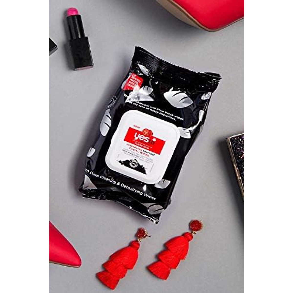 Yes To Face Wipes for Women and Men, Charcoal Facial Cleansing Wipes for use as a Make Up Remover, Cleaning, Soothing, Tomatoes (Pack of 1)