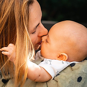 Medela Pacifier Clip Holder, Universal Design fits Most Pacifiers, BPA-Free, Opens with One Hand