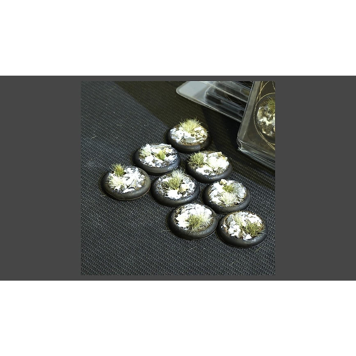 Gamers Grass Battle Ready Bases: Winter Round Lip 30mm (x8)