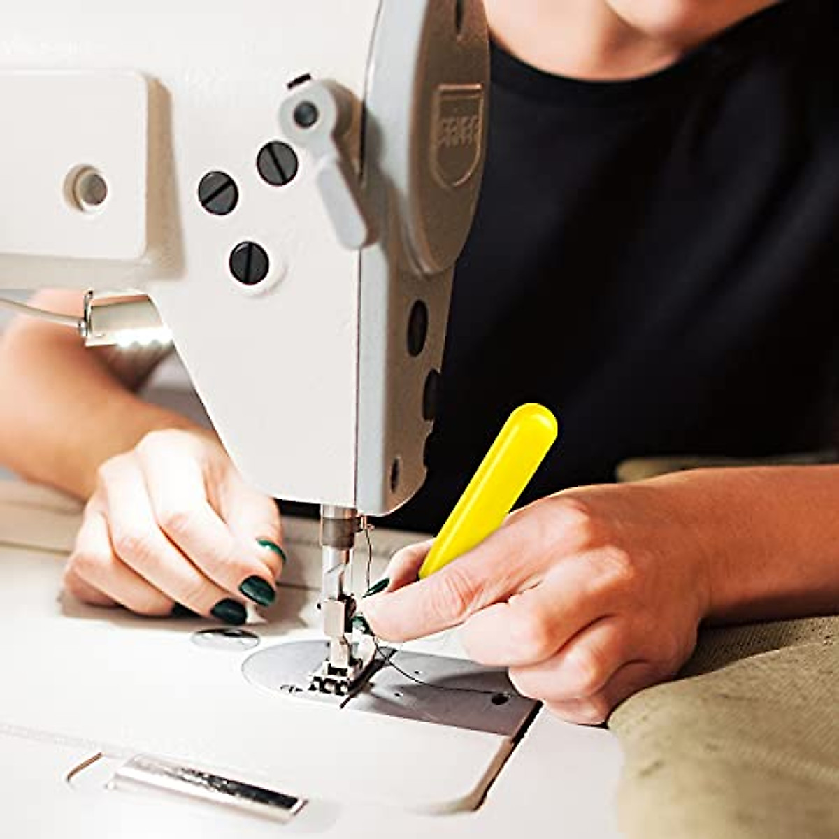 LED Needle Threader Sewing Tools Lighted Plastic Wire Loop DIY Needle Threader Hand Machine Sewing Tool for Sewing Crafting (2 Pieces)