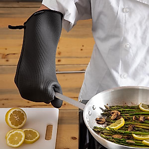 San Jamar Ultigrip Oven Mitt with Heat and Cold Protection for Cooking, Bakeries, Kitchens, And Restaurants, Neoprene, 17 Inches, Black, 1 Count