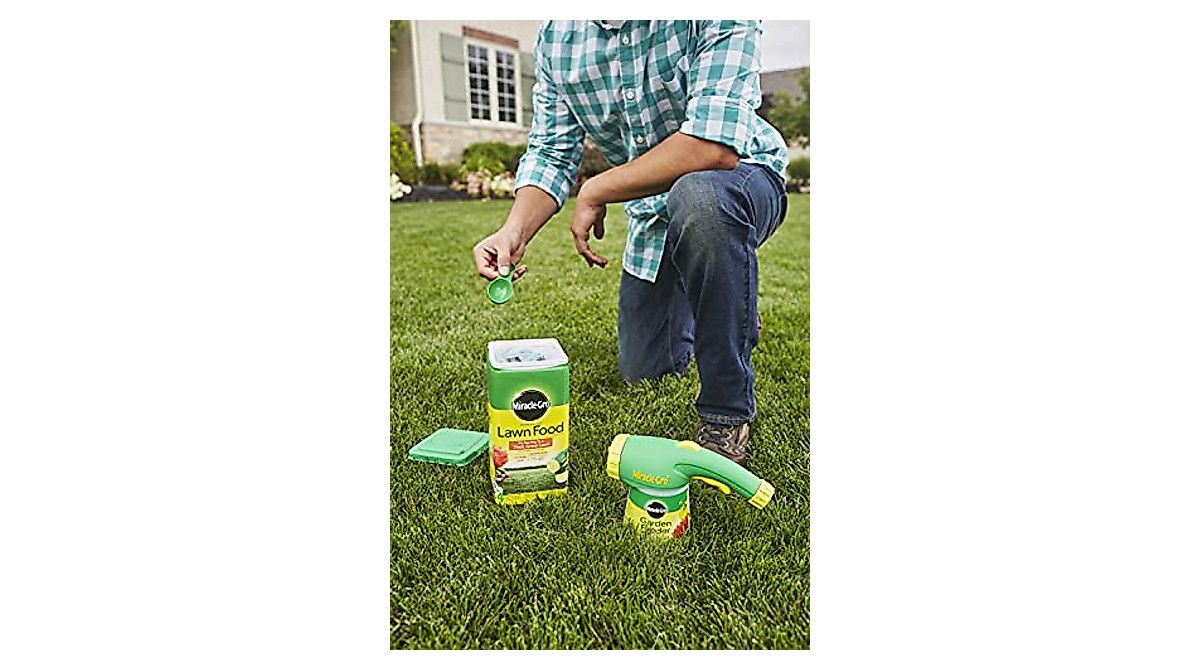 Miracle-Gro Lawn Food Water Soluble Fertilizer for Green Grass