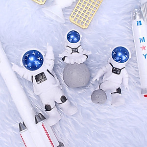 LUOZZY 3Pcs Astronaut Figurines Cake Topper Outer Space Cake Decoration Spaceman Model Display Miniature Astronaut Toys Set (Star)