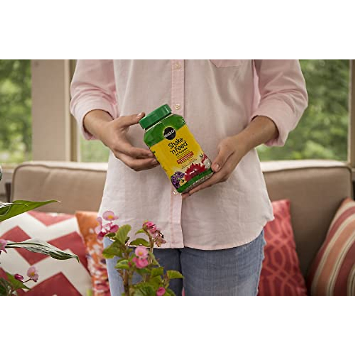 Miracle-Gro Shake 'n Feed All Purpose Continuous Release Plant Food, 1-Pound (Slow Release Plant Fertilizer)