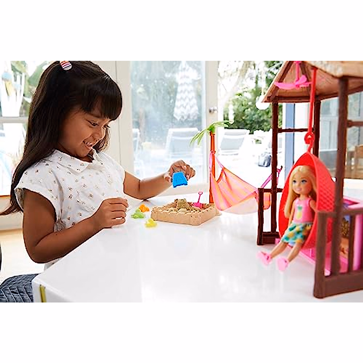 Barbie Dreamhouse Adventures Chelsea Doll & Tiki Hut Playset with Moldable Sand, Hammock & Accessories, Blonde Small Doll