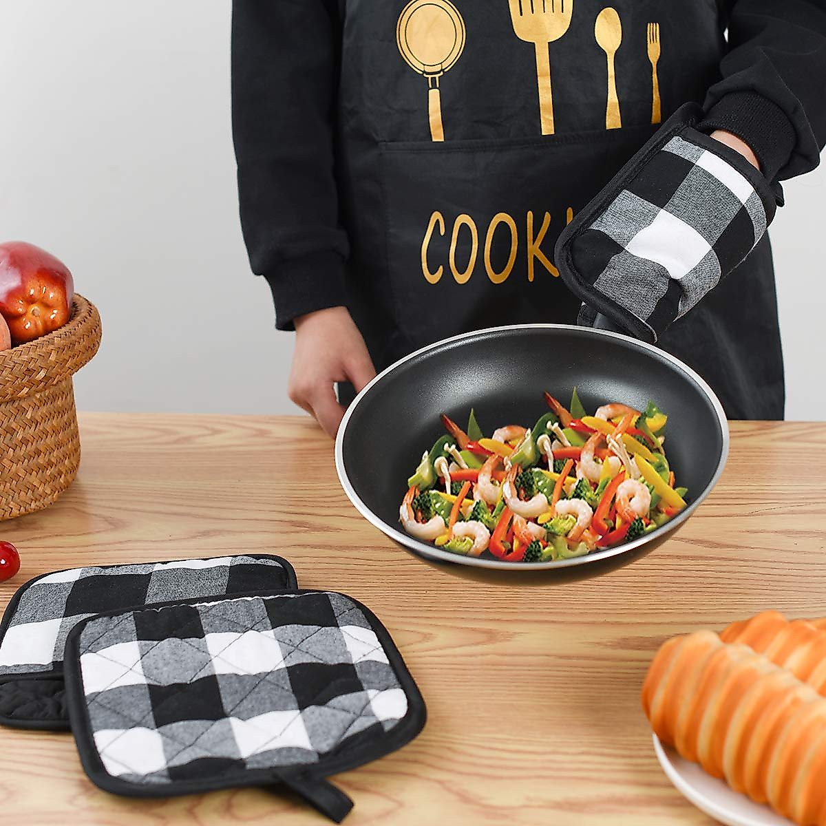 6 Pieces 100% Cotton potholders for Kitchens ， Heat Resistant with Pocket for Easy Grip. (Black Plaid)