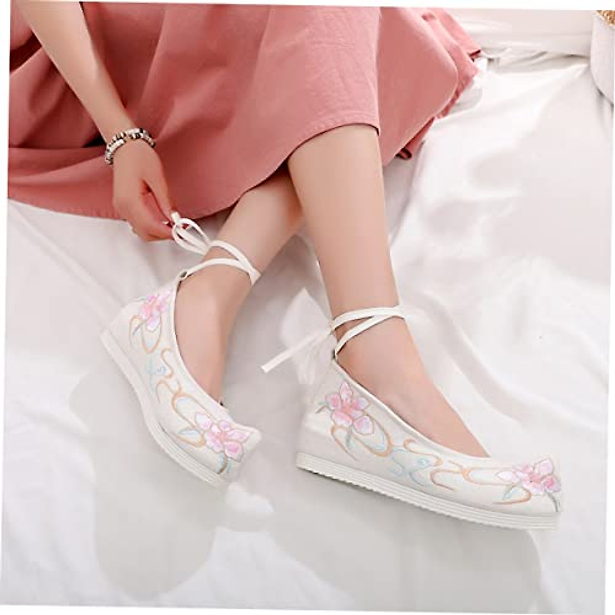KESYOO 1 Pair Embroidered Shoes Female Silk Shoes Slippers House Slippers Ancient Ballet Shoes Pumps Shoes Vnitage Pumps Sandals Cotton Clothing Shoes White Folk-Custom Bride