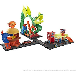 Hot Wheels Toy Car Track Set City Burger Drive-Thru Playset & 1:64 Scale Car, Connects to Other Sets & Tracks