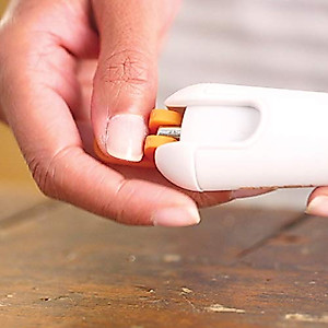 Fiskars Crafts Heavy-Duty Easy Change Detail Knife, No. 2 Blade, w/#2, Multicolor