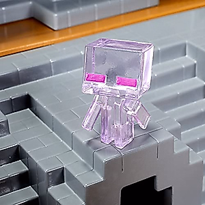 Mattel Minecraft Collector Chest and Exclusive Mini Figure, Carrying Chest for Video-Game Characters for Playing, Trading, and Collecting, Action and Battle Toy for Kids Ages 6 Years and Older