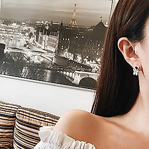 Creative Cartoon Astronaut Stud Earrings for Women Asymmetric Spaceman Star Earing Hypoallergenic Jewelry (Stud)