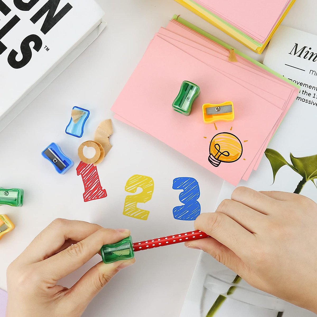 Faxco 96 PCS Coloured Plastic Pencil Sharpener，Kids Plastic Manual Pencil Sharpener with Cap Bulk Set，Plastic Manual Pencil Sharpener，Mini Handheld Sharpener with Lid