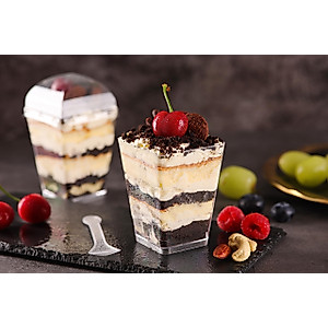 YunKo 5oz Square Clear Plastic Dessert Cups with Lids and Spoons, Mini Parfait Cups for Cheesecake, Yogurt, Jello, Mousse, and Snacks