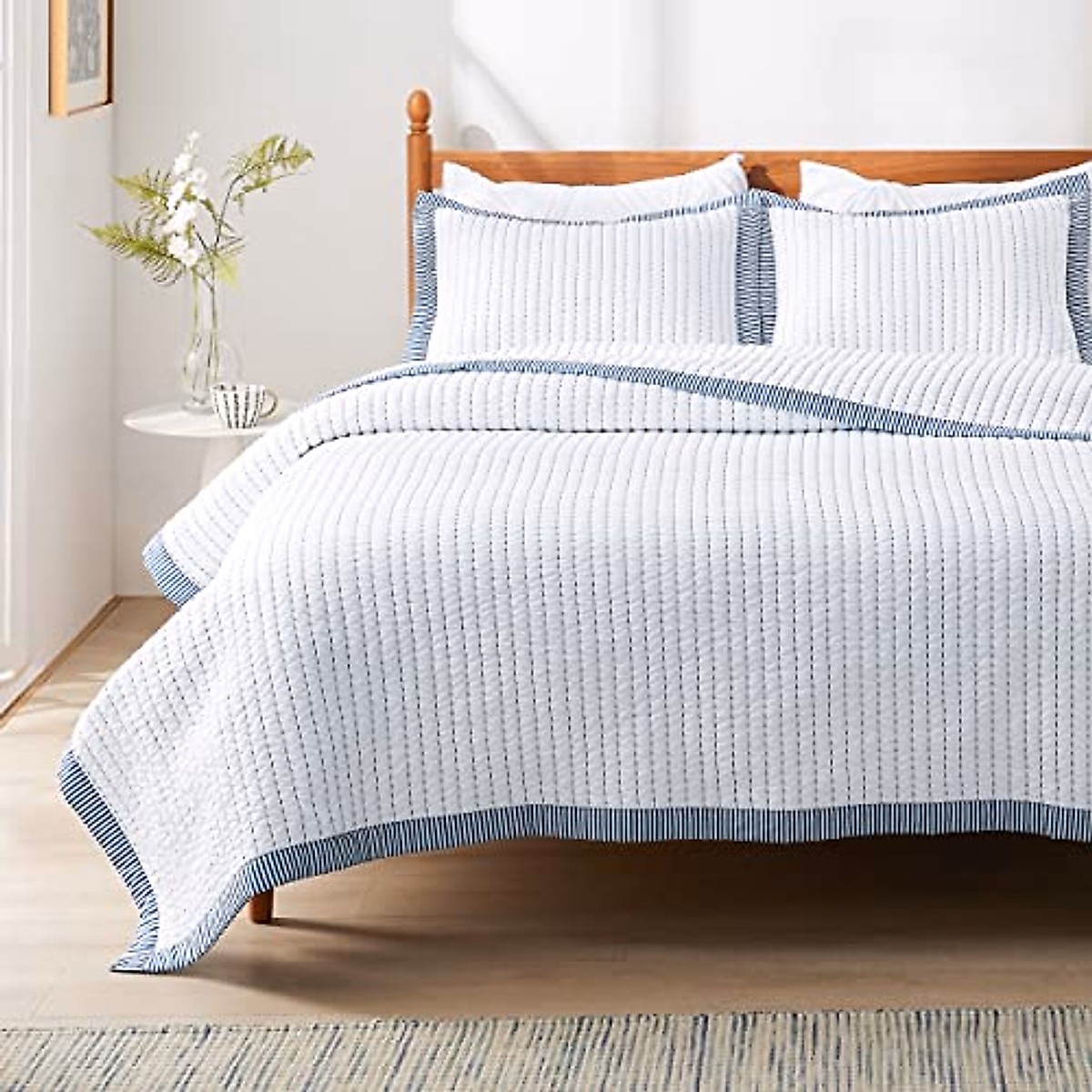 Bedsure White Quilt Queen Size - Lightweight Soft Quilt Bedding Set for All Seasons, Bedspreads & Coverlets, Corduroy Pattern Quilt Set, White and Royal Blue, 3 Pieces with 2 Pillow Shams