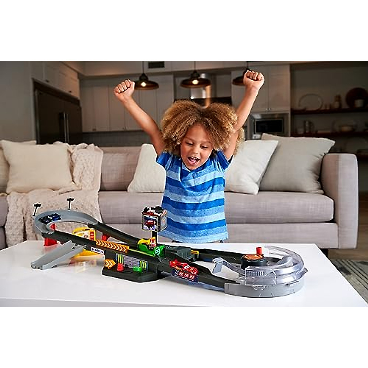 Mattel Disney and Pixar Cars Track Set, Piston Cup Action Speedway Playset with Lightning McQueen Toy Race Car, Wind-Up Booster