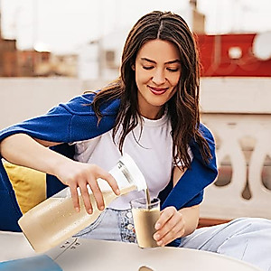 DilaBee Plastic Water Pitcher With Lid (6-Pack, 32 Oz) Round Carafe Pitchers for drinks, Milk, Smoothie, Iced Tea, Mimosa Bar Supplies - Juice Containers with Lids for Fridge - Food Grade BPA-Free