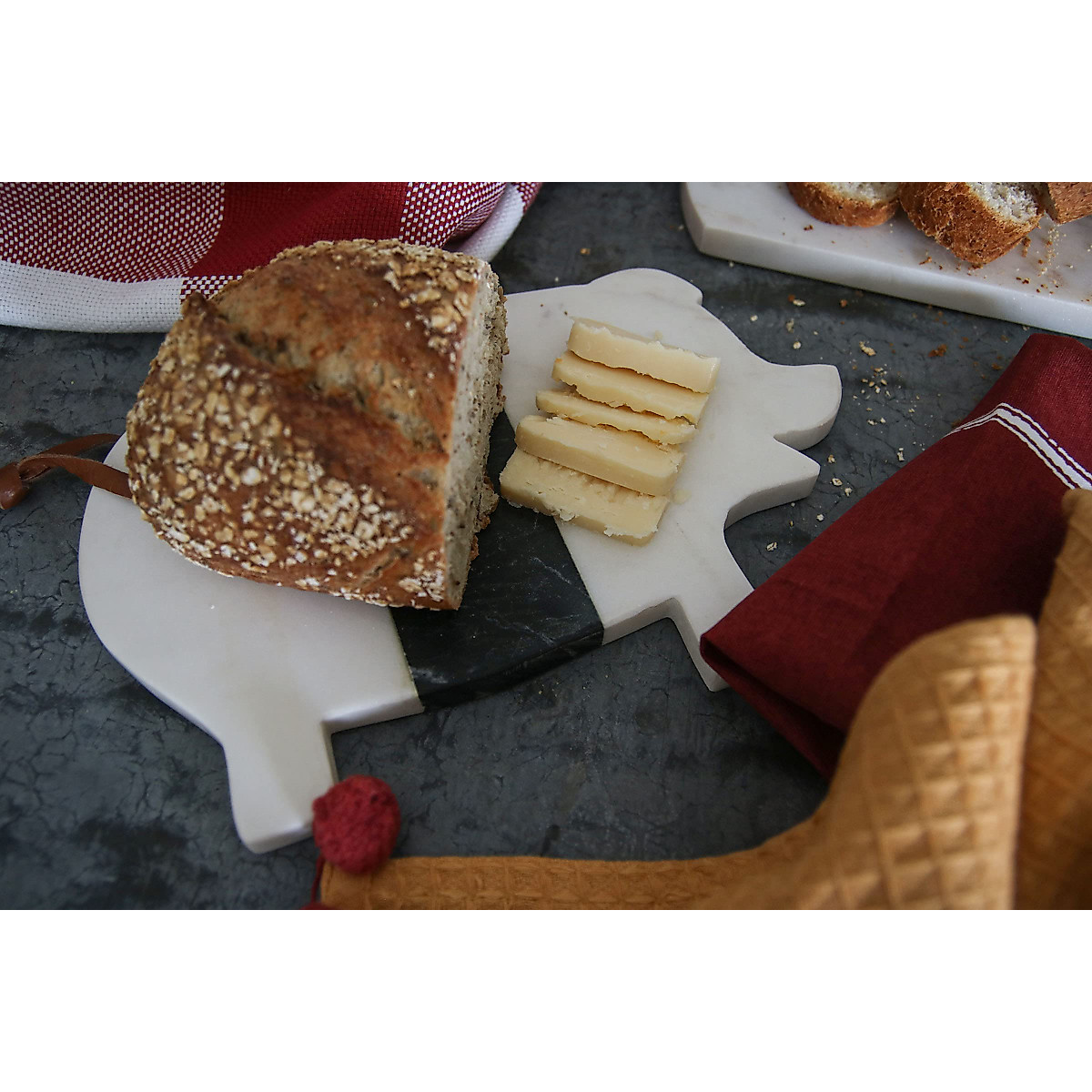 Foreside Home & Garden White Marble Pig Shaped Kitchen Serving Cutting Board, 10 x 6.5 x 0.5, Multi