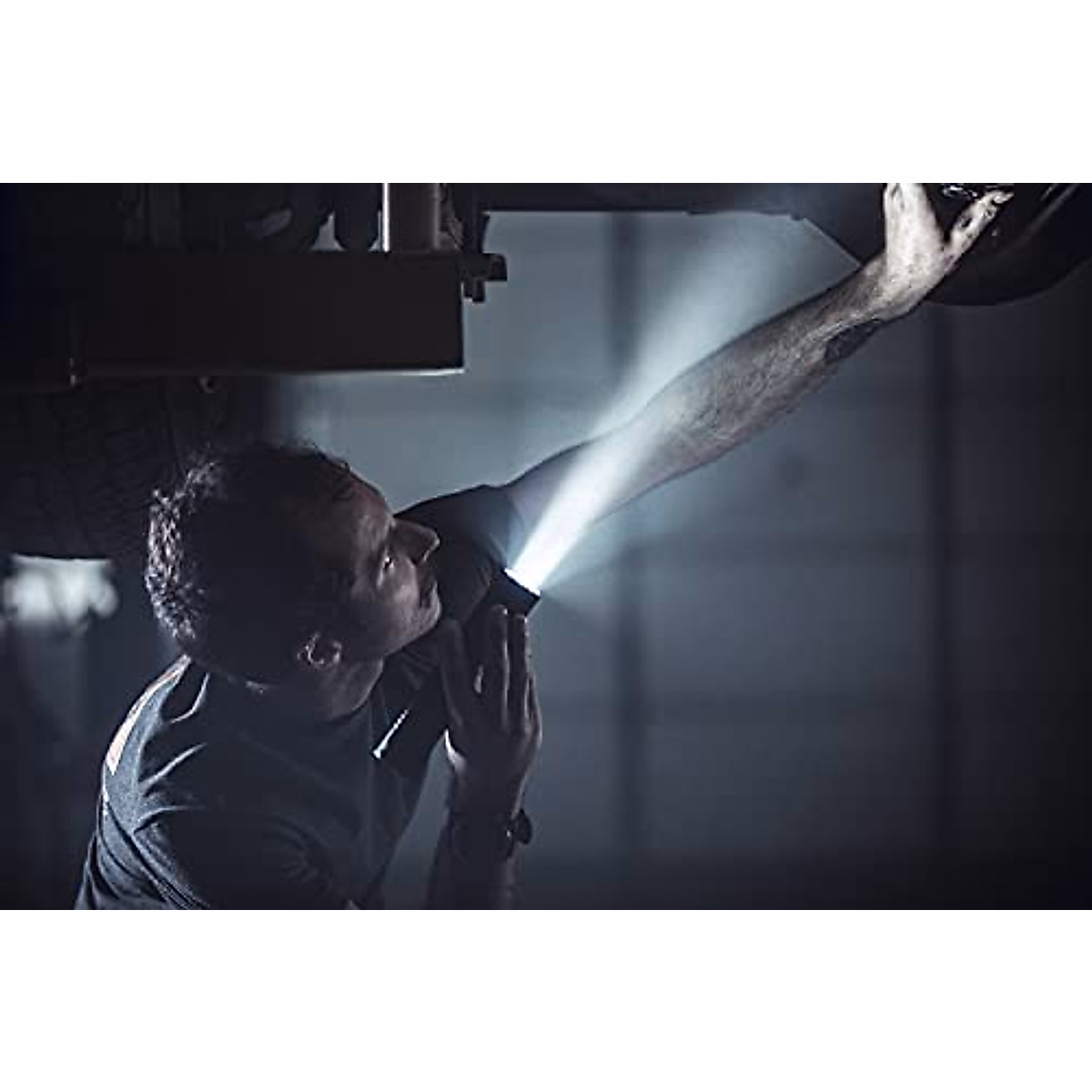 Streamlight 78101 Stinger 2020 2000-Lumen Rechargeable Flashlight with 120V AC/12V DC 1 Holder Charger, Black