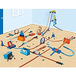 Hot Wheels Track Builder Playset, Deluxe Stunt Box with 25 Component Parts & 1:64 Scale Toy Car [Amazon Exclusive]