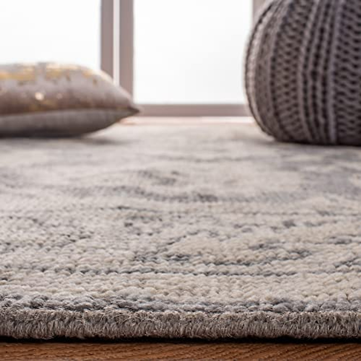 SAFAVIEH Samarkand Collection 6' x 9' Light Grey/Beige SRK106F Hand-Knotted Traditional Wool Area Rug
