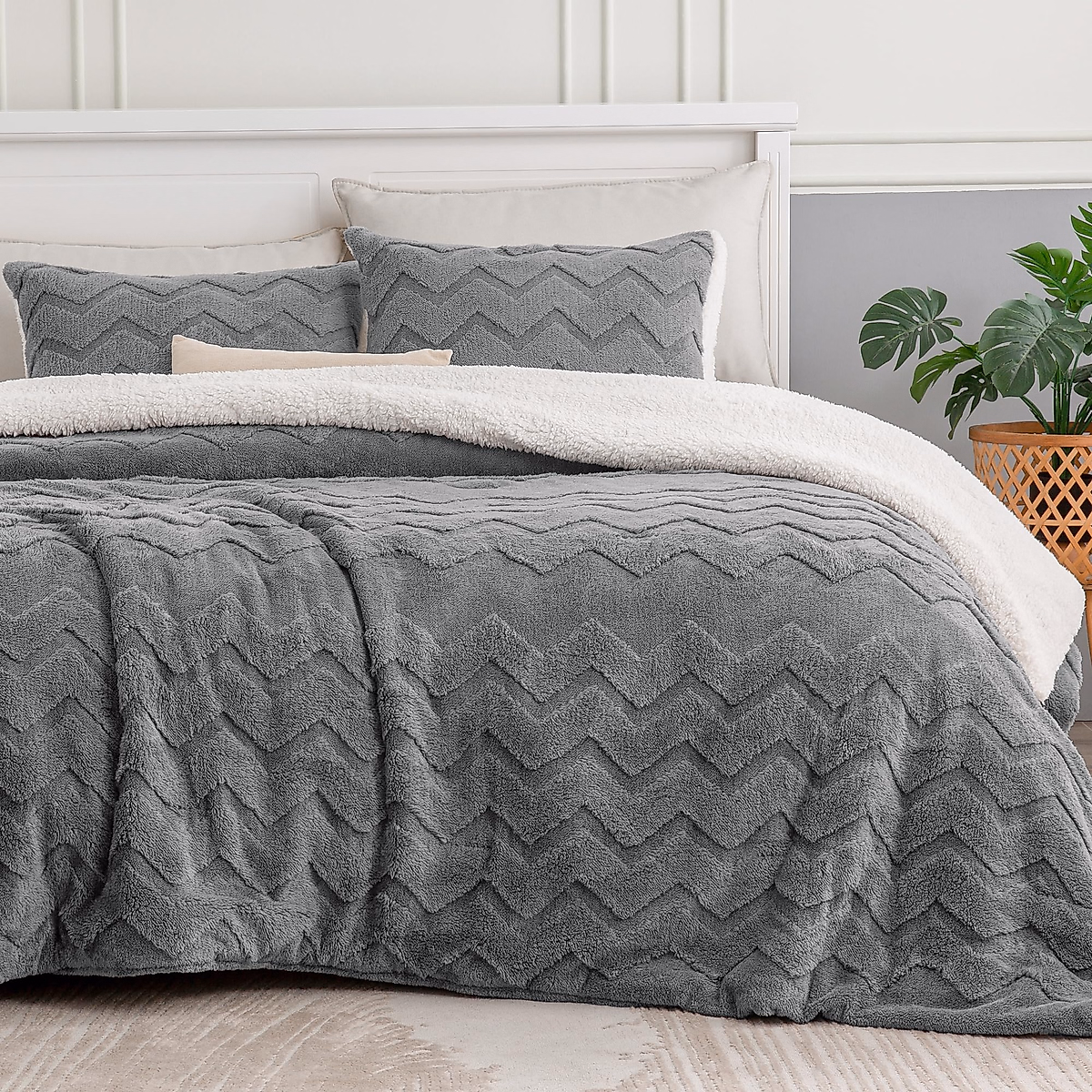 BEDELITE Fluffy Twin Comforter Set - Super Soft Sherpa Grey Comforter for Twin Size Bed, Luxury Warm Bedding Set for Winter, Fuzzy Bed Set 2 piece (1 Comforter, 1 Pillowcase)